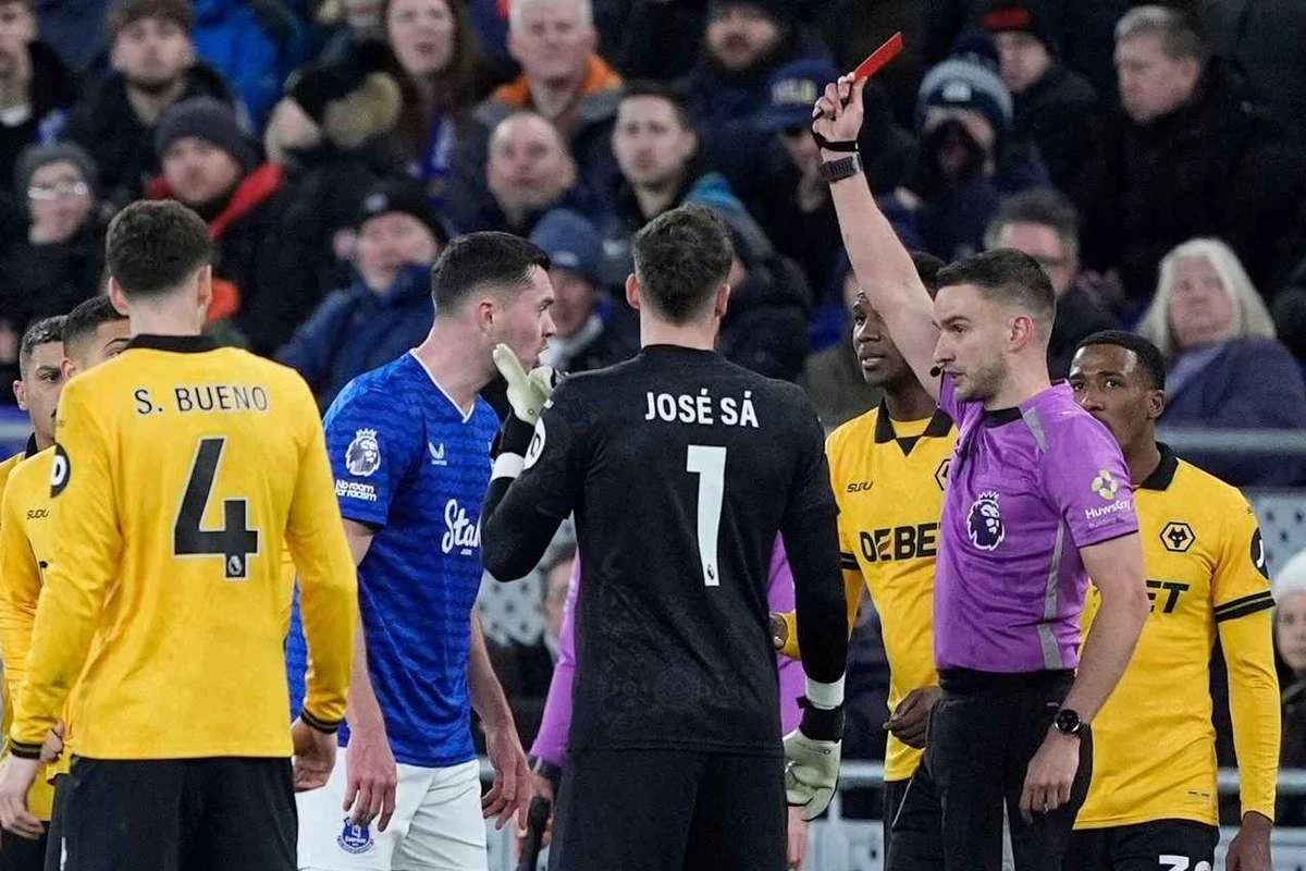 Red Card Madness: Why Michael Keane’s Accidental Hair-Pulling Never ...